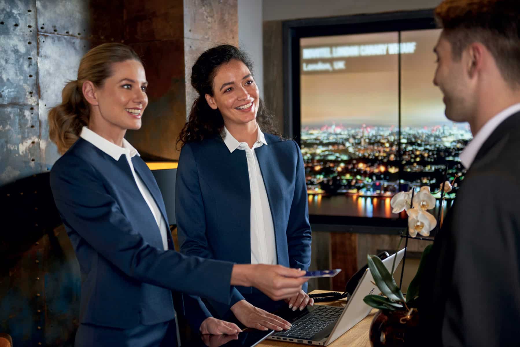 Divise eleganti per l'accoglienza turistica: scopri la collezione