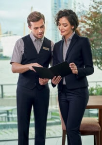 Divise hotel: esempi, stili e consigli per un’immagine coordinata